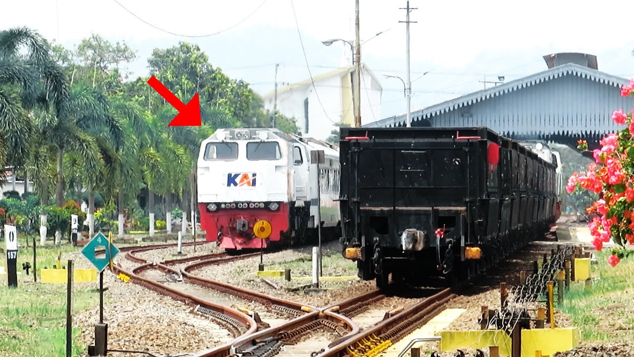 SEPUR ELIT DIPAKSA MENGALAH DENGAN KERETA API BARANG - YouTube