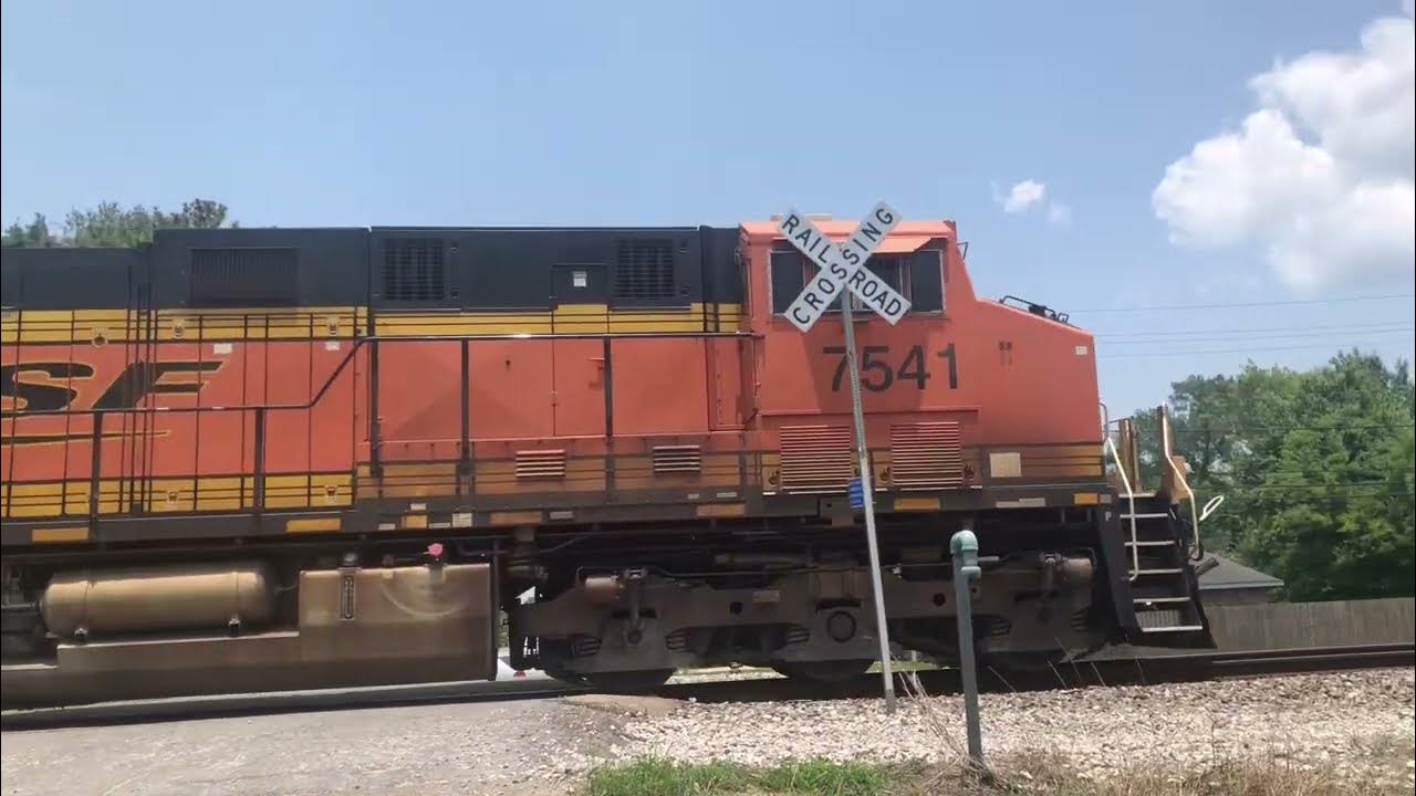 BNSF 7541 and CN 8813 lead freight train through Reserve, LA - YouTube
