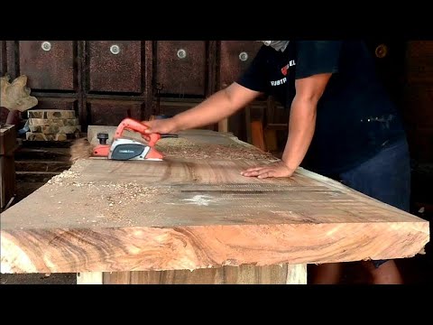 Proses penyerutan top table kayu trembesi solid - YouTube