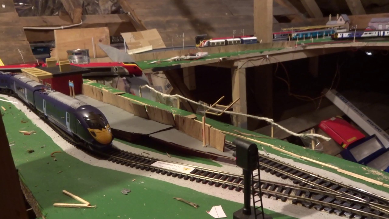 MODEL TRAIN CRASH: CLASS 220 VOYAGER NEARLY FALLS OFF BOARD - YouTube