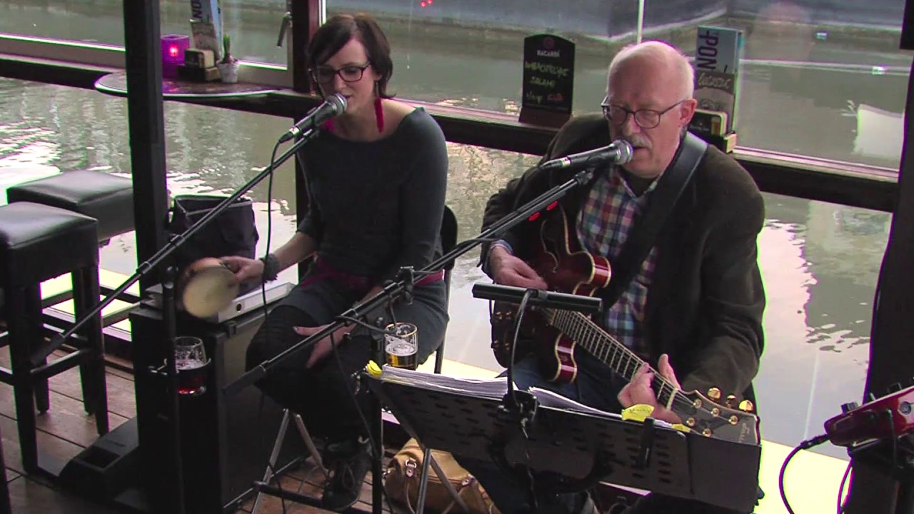 Hans en Anne Invernizzi spelen covers in café 't Ponton - YouTube