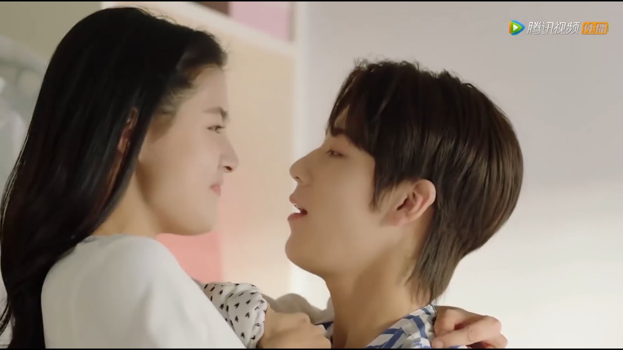 Sweet First Love 甜了青梅竹马: Su Muyun Lift Su Nianfeng Easily To Kiss Her ...