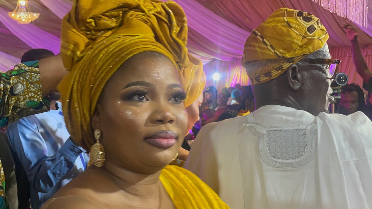 SEE HOW ACTRESS SEYI EDUN RAIN MONEY ON IYA EREKO LIVE AT HER 78 ...