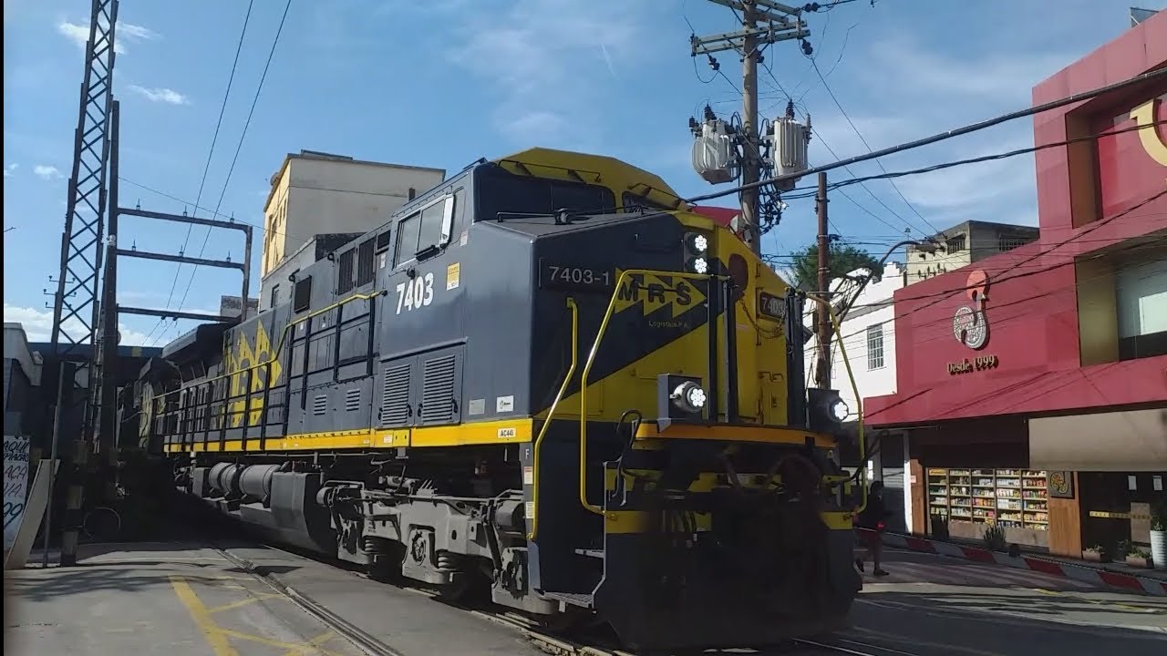 Nova AC44i com Faróis de Led na liderança de uma composição. - YouTube