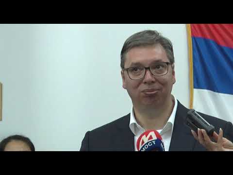 Ema voli Srbiju, poručio robot Vučiću - YouTube