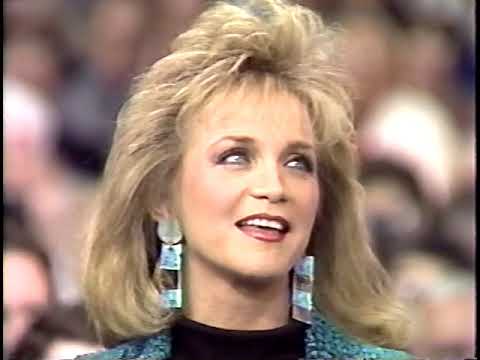 Barbara Mandrell - 1990 Nashville Now Surprise Walk-on guest - YouTube