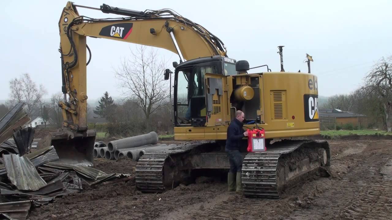 How to jump start an hydraulic excavator with a SOS Booster - YouTube