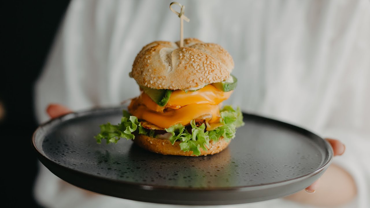 Burger cu Pui si Avocado - YouTube