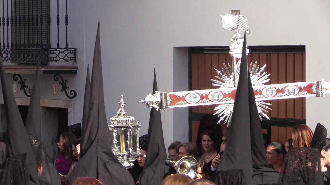Salida de la Cruz de Guía el Viernes Santo - Alcalá del Río - YouTube