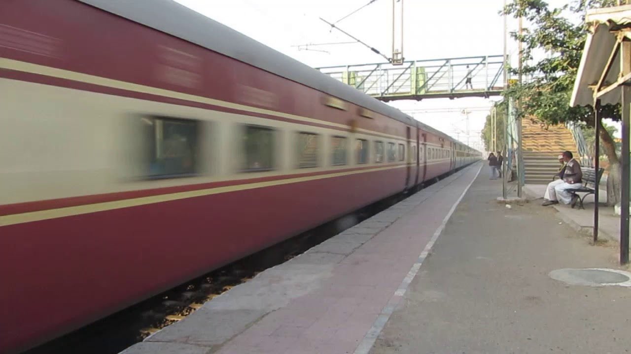 12248 Bandra Yuva express speeds at 130 through asaoti - YouTube