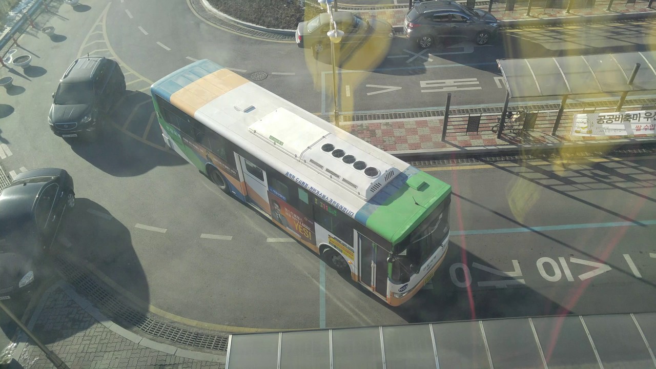 Cheonan bus 11 stopping at Cheonan Station west square bus stop 160609 ...