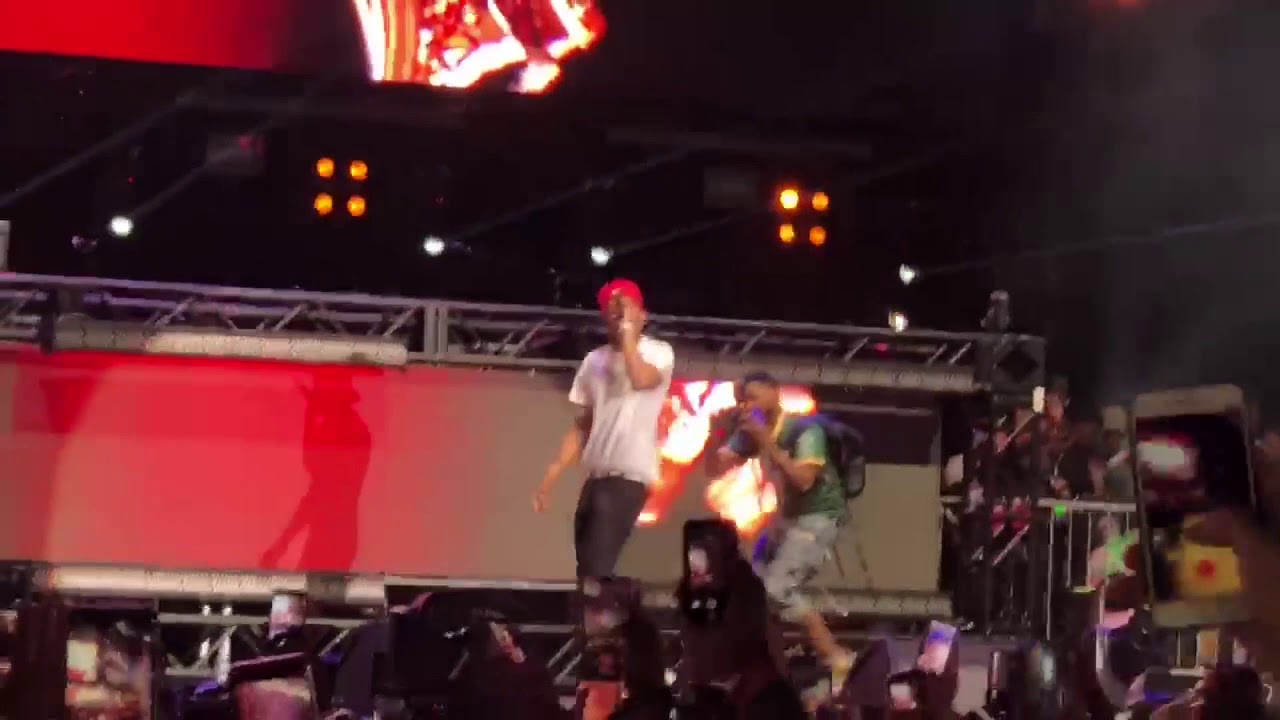 Lil Baby Performing LIVE 🎤 - YouTube