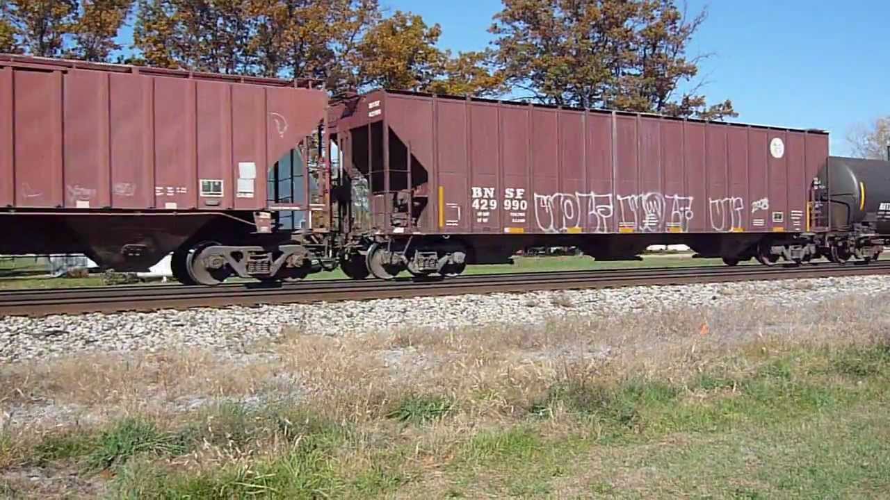 SD75I CN 5666 & 5790 and BNSF covered hoppers - YouTube
