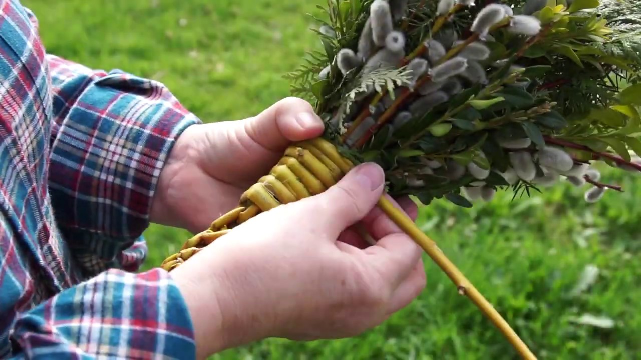 Das kunstvolle Flechten des Stiels für den Palmbuschen im Rupertiwinkel ...