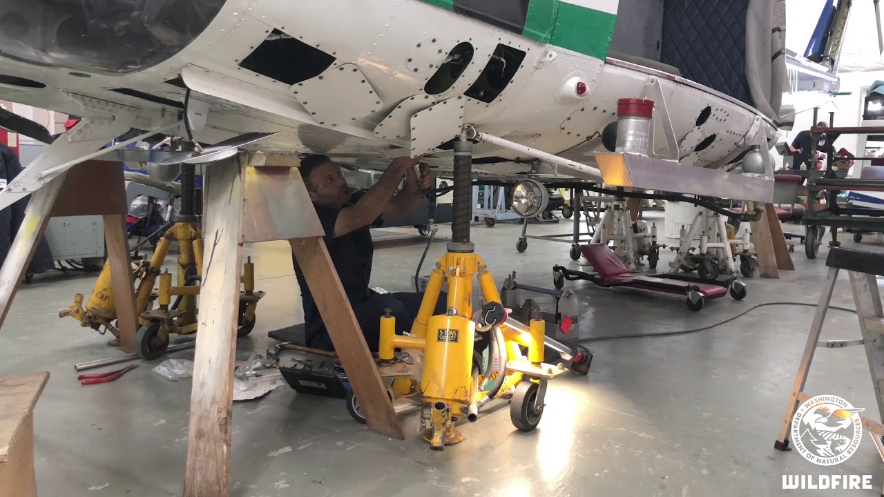 How pilots and firefighters work together during wildfire season - YouTube