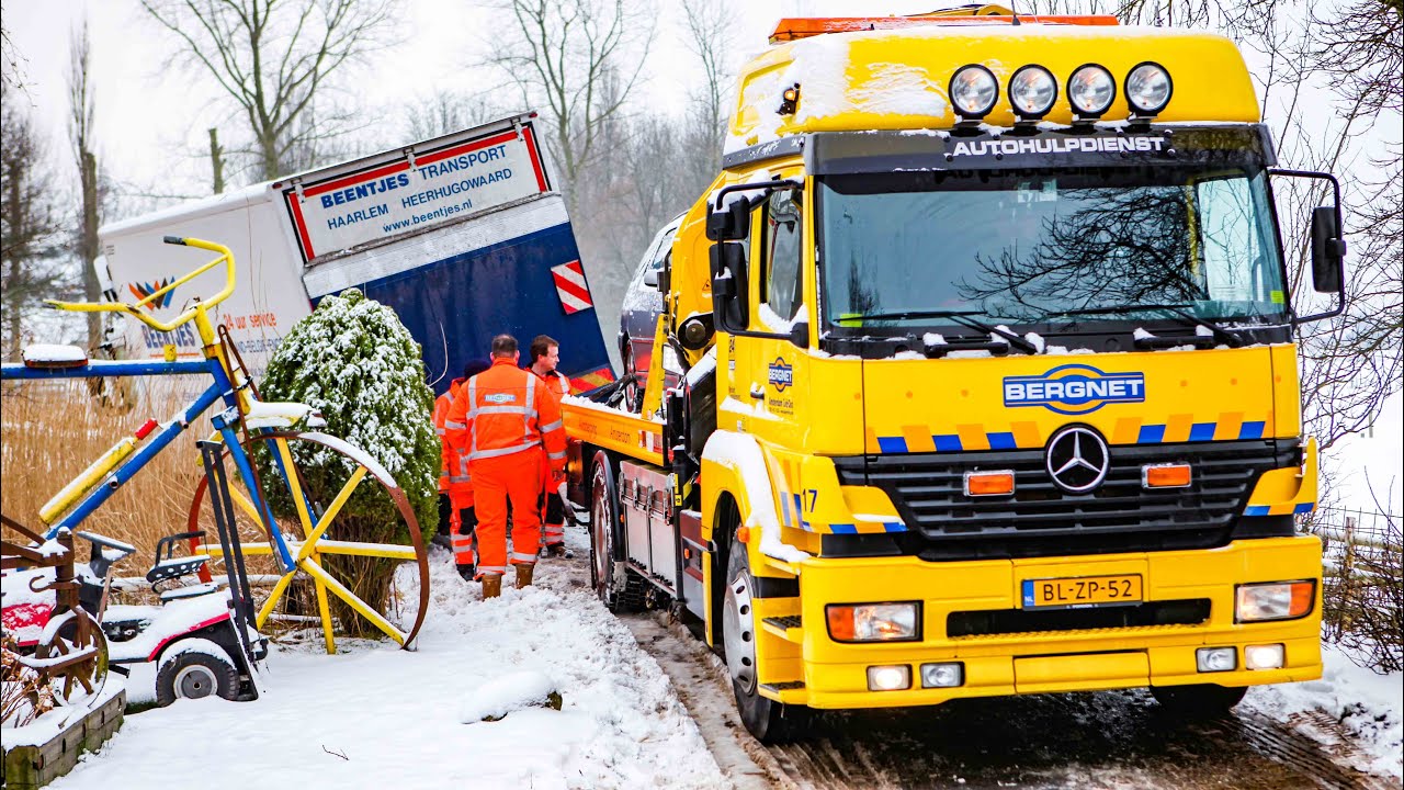 BERGING : Vrachtwagen van de weg in sneeuw (Mercedes Atego)🚛 - YouTube