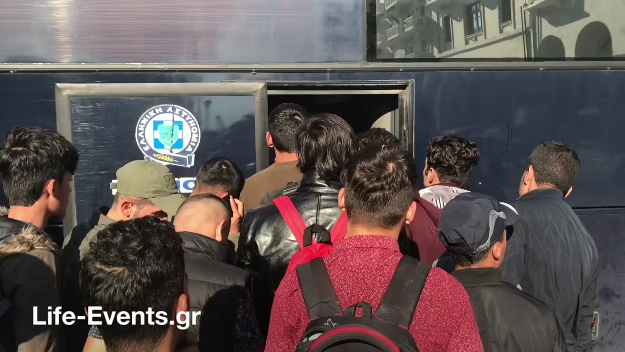 Φεύγουν τώρα από την πλατεία Αριστοτέλους οι πρόσφυγες - YouTube