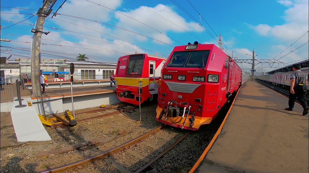 Kereta api krl duos luar biasa merah perlintasan ka bogor - YouTube