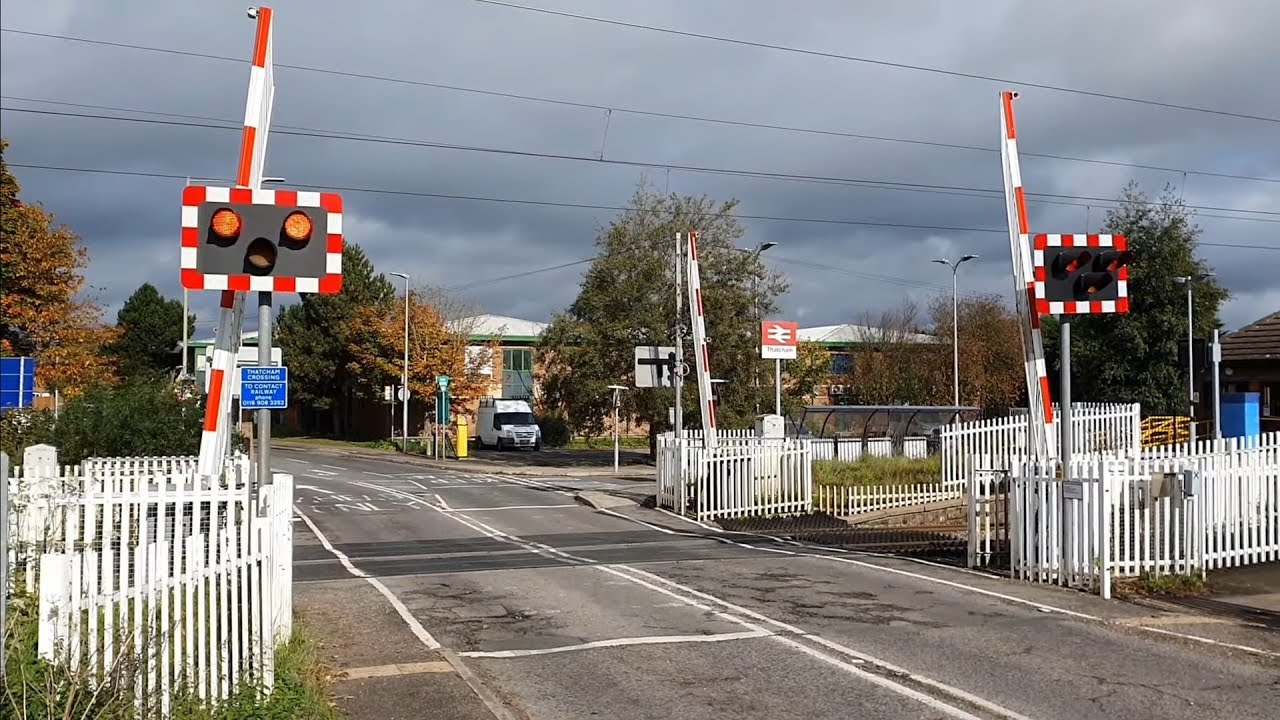 Thatcham Level Crossing, Berkshire - YouTube