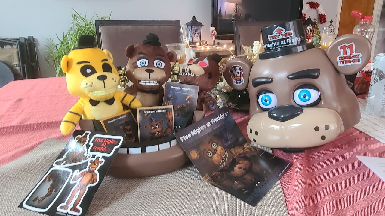 Unboxing a big Freddy head - YouTube