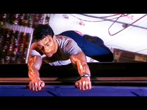 Jean-Claude Van Damme pelea en el techo | Muerte súbita | Clip en Español
