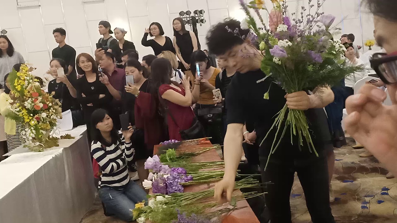 THẦY MYEON OH , TOP 6 INTERFLORA WORLD CUP 2019, Hướng dẫn bó hoa trong 10 phút. . - YouTube