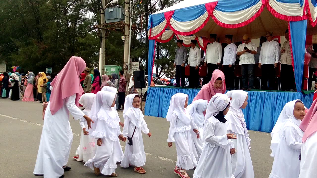 Para Peserta Pawai Tahun Baru Islam 1 Muharram 1440 sedang melintas ...