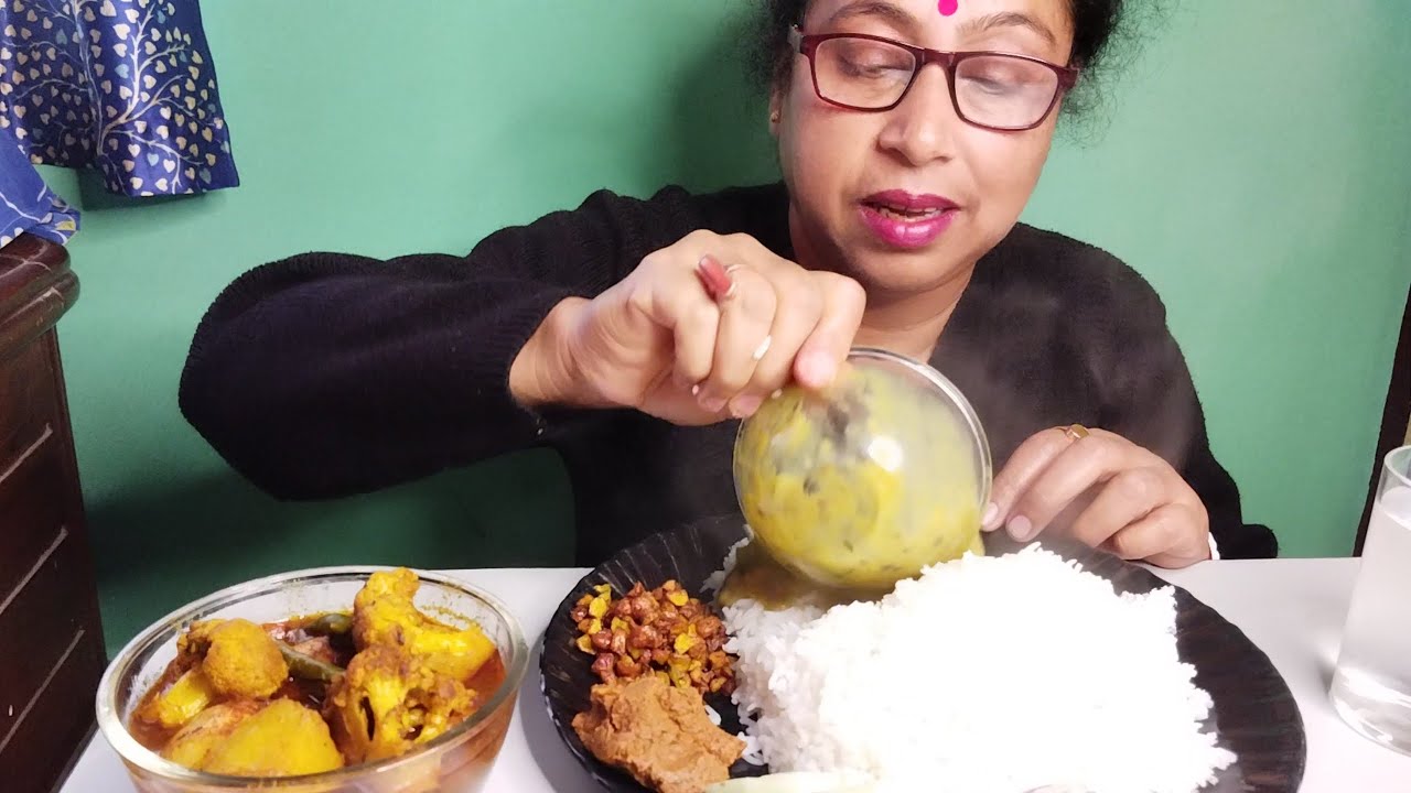 Eating with Indrani ASMR 🍚bhat😋alu vaja🔥chingri varta🤩mashkolai dal🥵🔥 ...