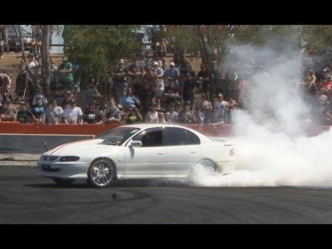 VT Commodore *TUFCAR* burnout at QUeensland Powercruise 2013 - YouTube
