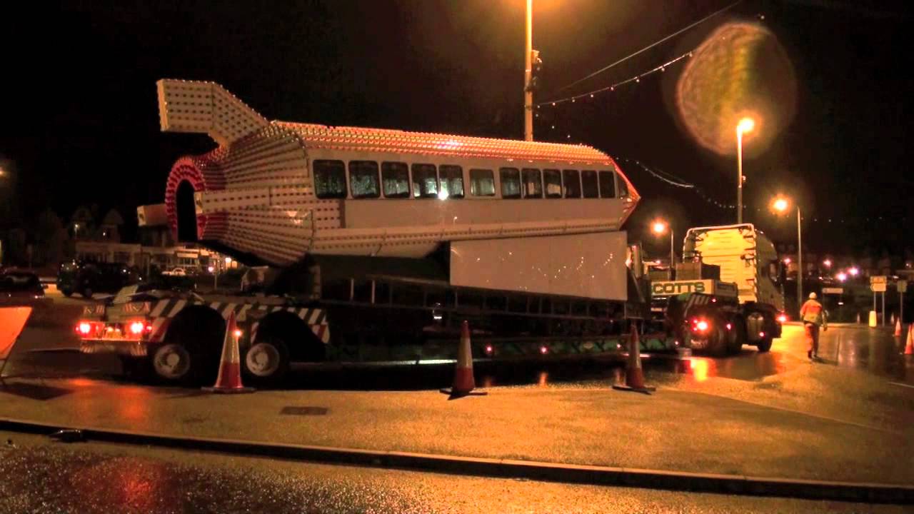 Blackpool Trams - Rocket arrives at Gynn Square - YouTube