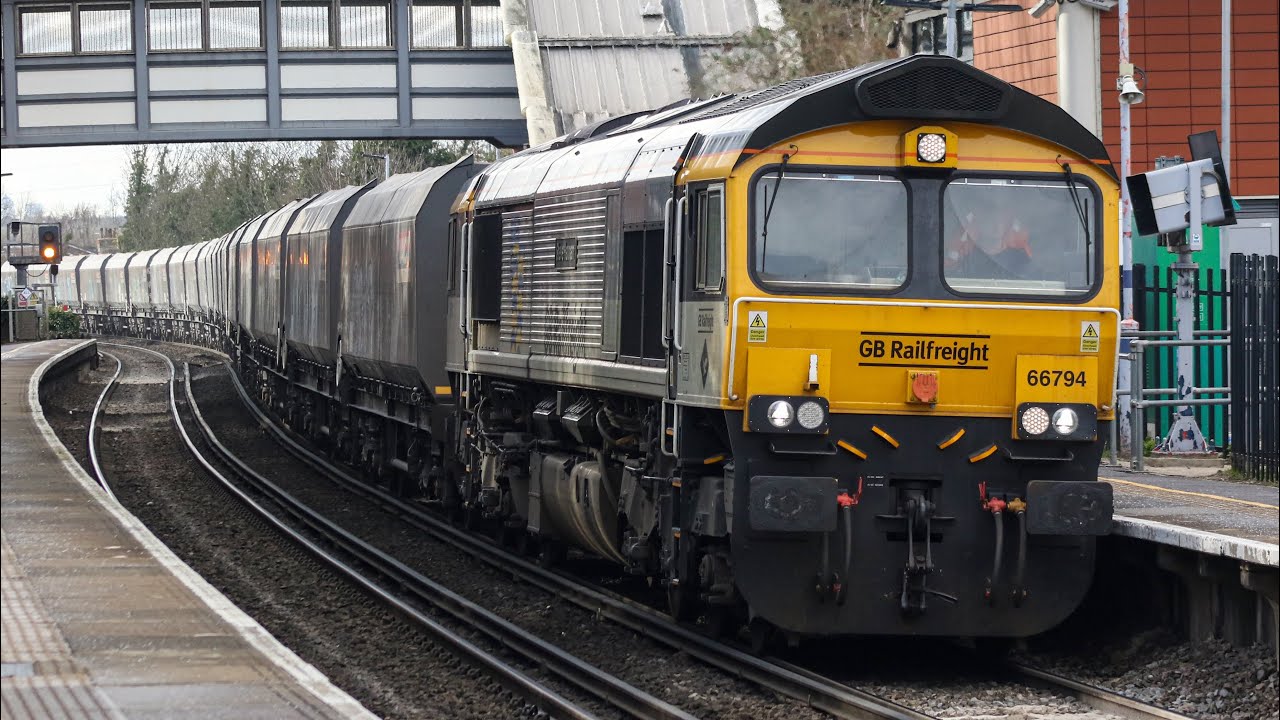 GB Railfreight 66794 ‘Steve Hannam’ Passing Through Greenhithe on a ...