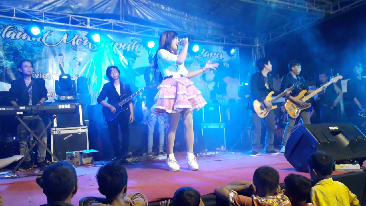 Syafira Putri live mahkota. - YouTube