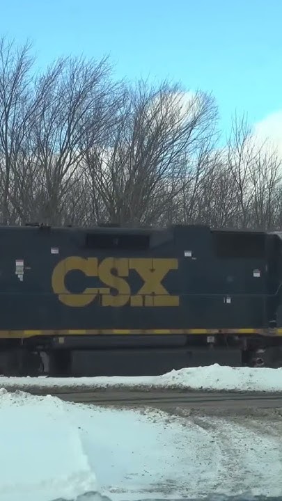 Loud horn on CSX GP38-2. - YouTube
