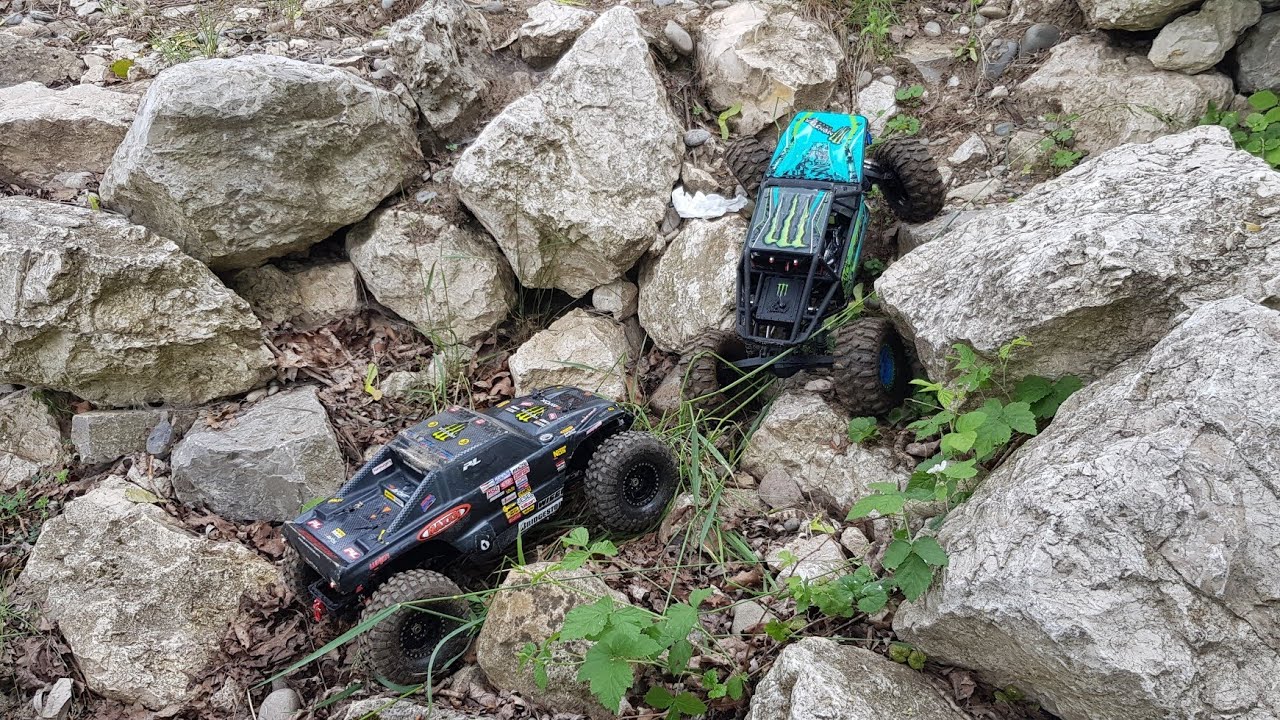 Axial Capra Rtr & Axial SCX 10.2 - crawling a tree & rock crawling - YouTube