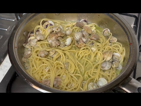 Spaghetti con le vongole 😋🇮🇹#pasta #cucinelli #italiancuisine #food #cooking #recipe 