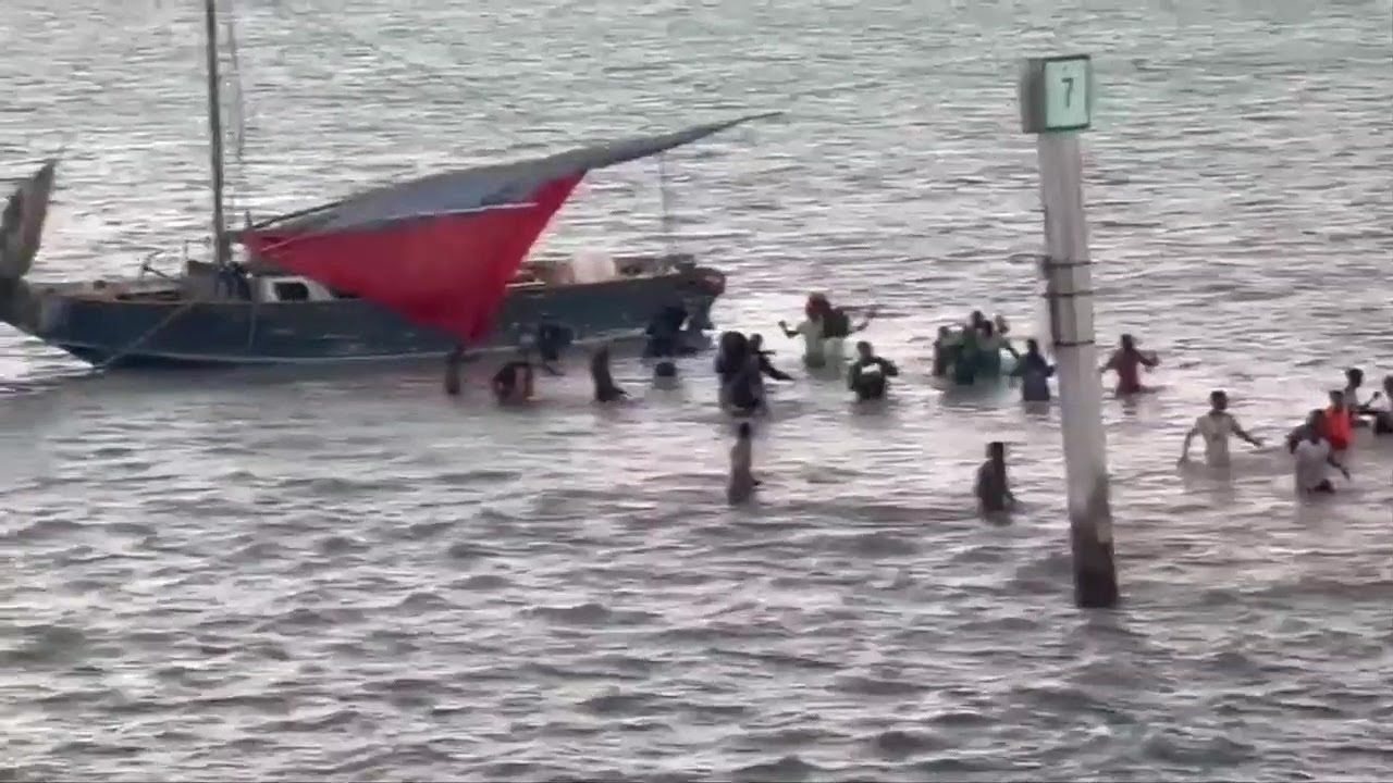 114 Haitian migrants arrive on rickety boat in Florida Keys - YouTube