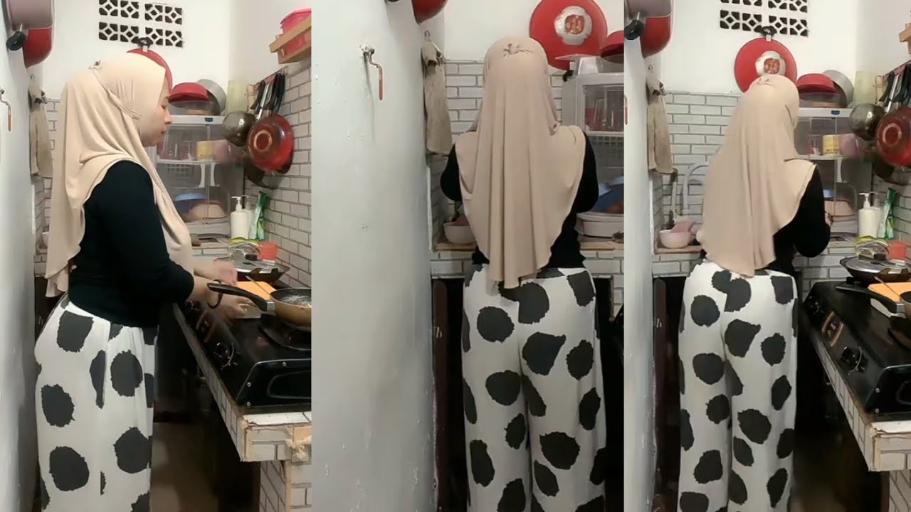 Bunda jilbab cantik masak nasi buat sahur - YouTube