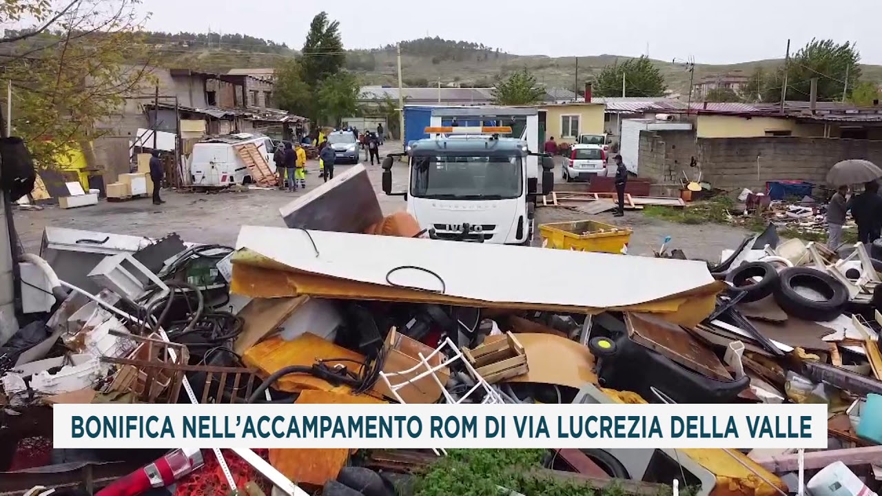 BONIFICA NELL’ACCAMPAMENTO ROM DI VIA LUCREZIA DELLA VALLE - YouTube