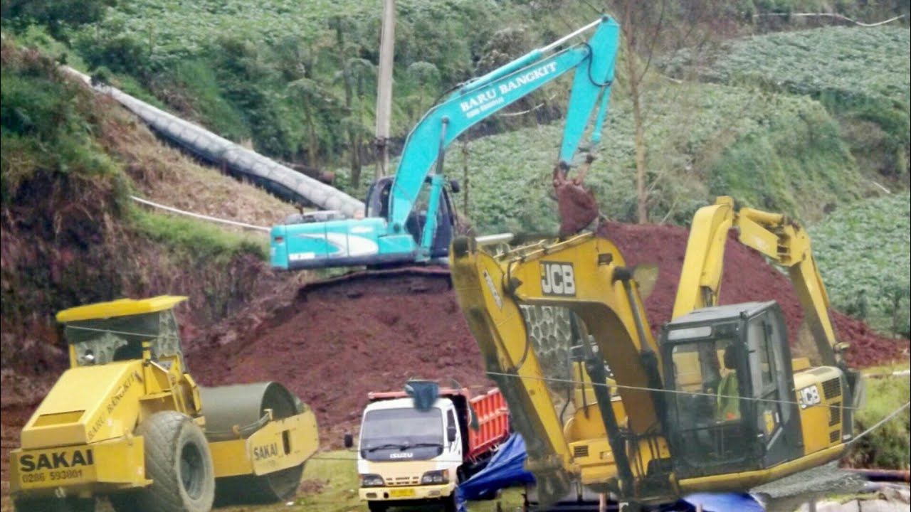 Kobelco SK200,Komatsu PC75uu,SAKAI Vibro Roller and JCB JS205 ...