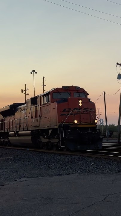 BNSF 9256 rolls coal loads past Pine Junction - YouTube