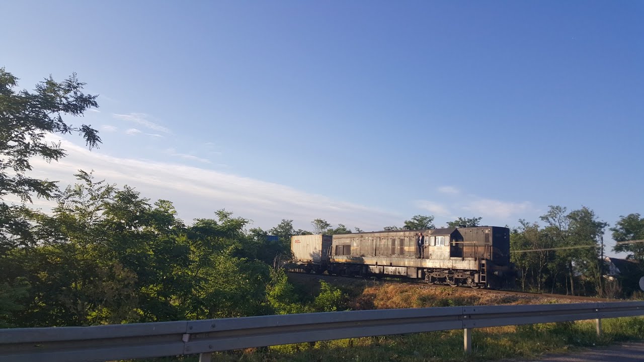 Locomotive SRB-SKG 661-155 & Putni prelaz / Road crossing Vilovo ...