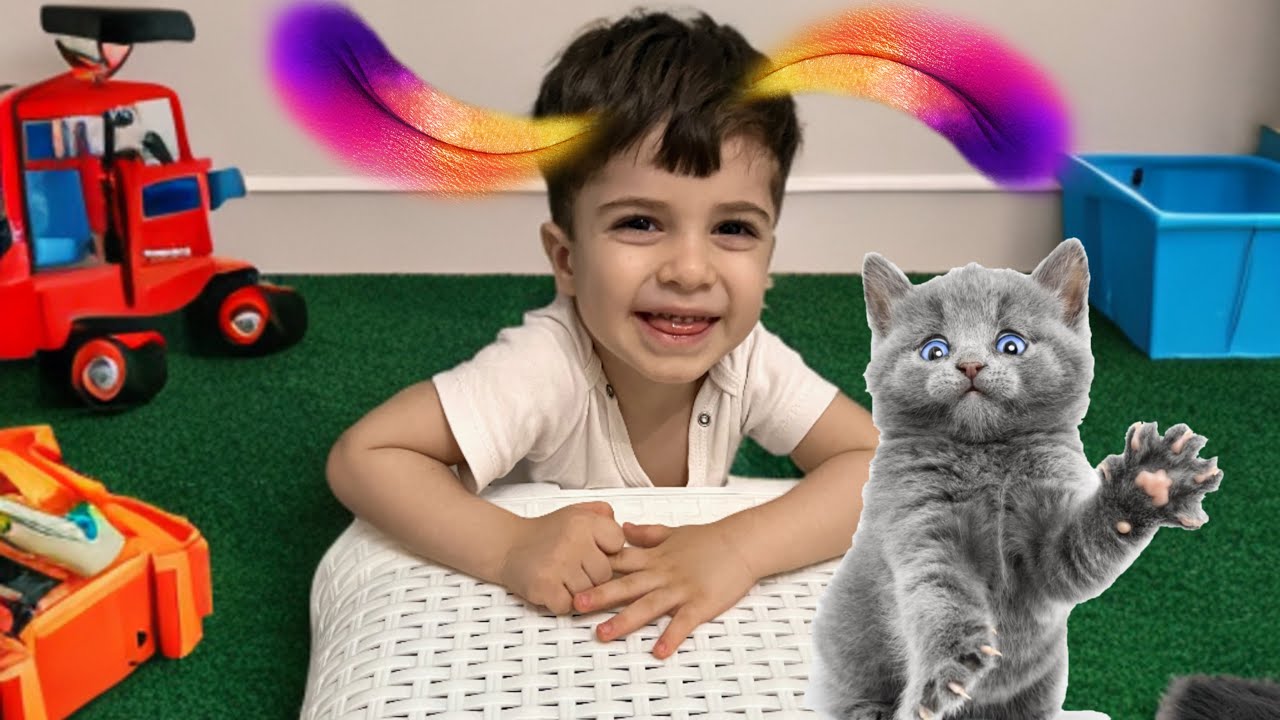 Aybo oyuncak sepetine saklanmış.Minik kedi çok acıkmış birlikte ...