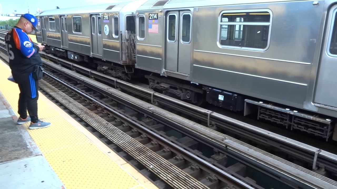 New York Subway 7 Line train arriving at Mets Willets Point - YouTube