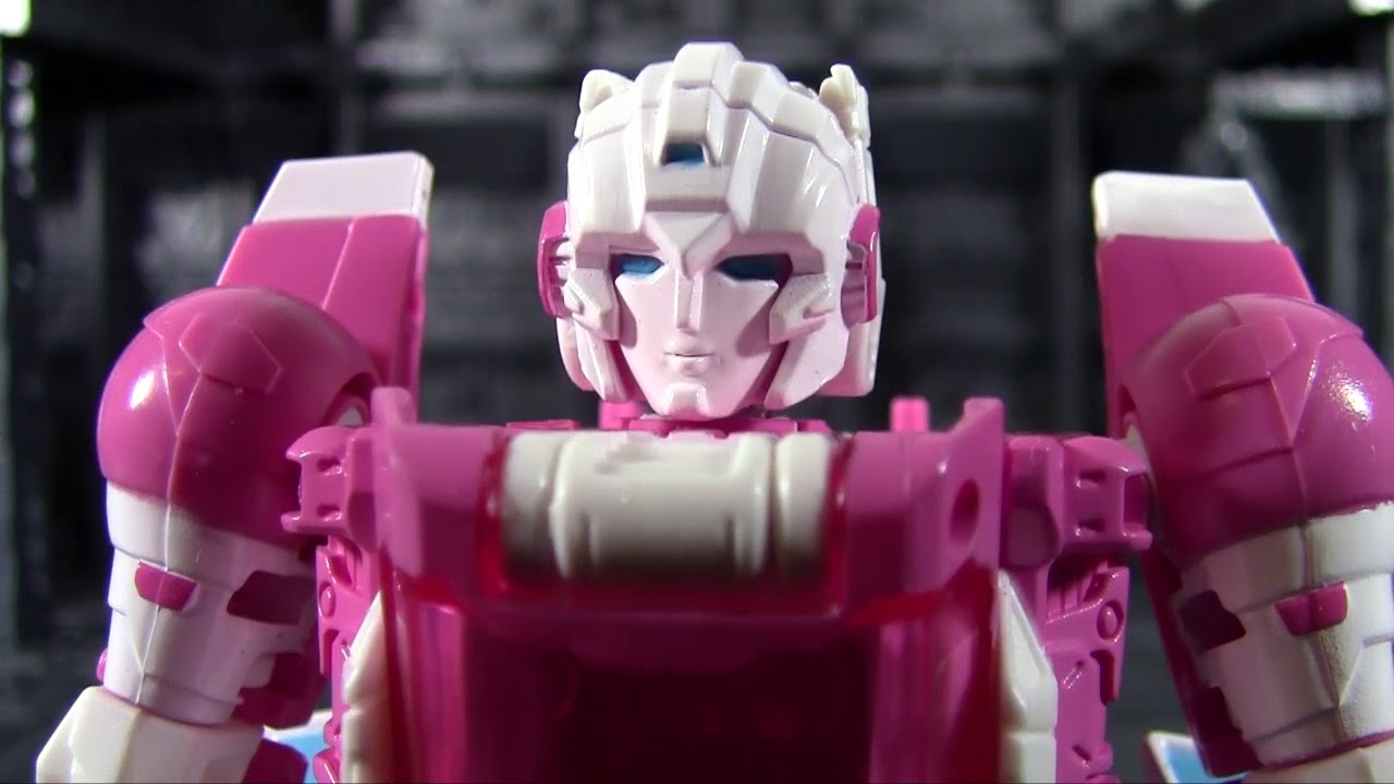 Titans Return Arcee (Random Review) - YouTube