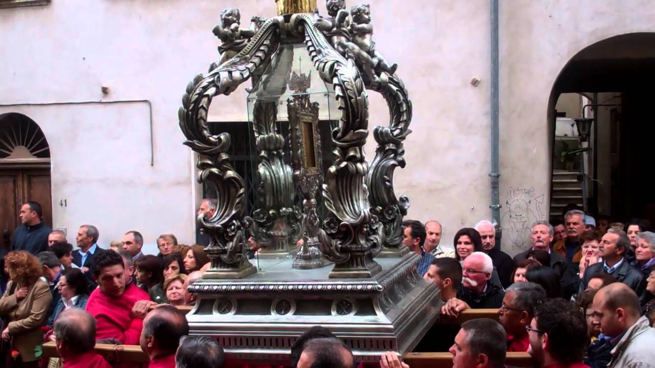 Procession of Holy Face of Manoppello leaves Church of San Nicola - YouTube