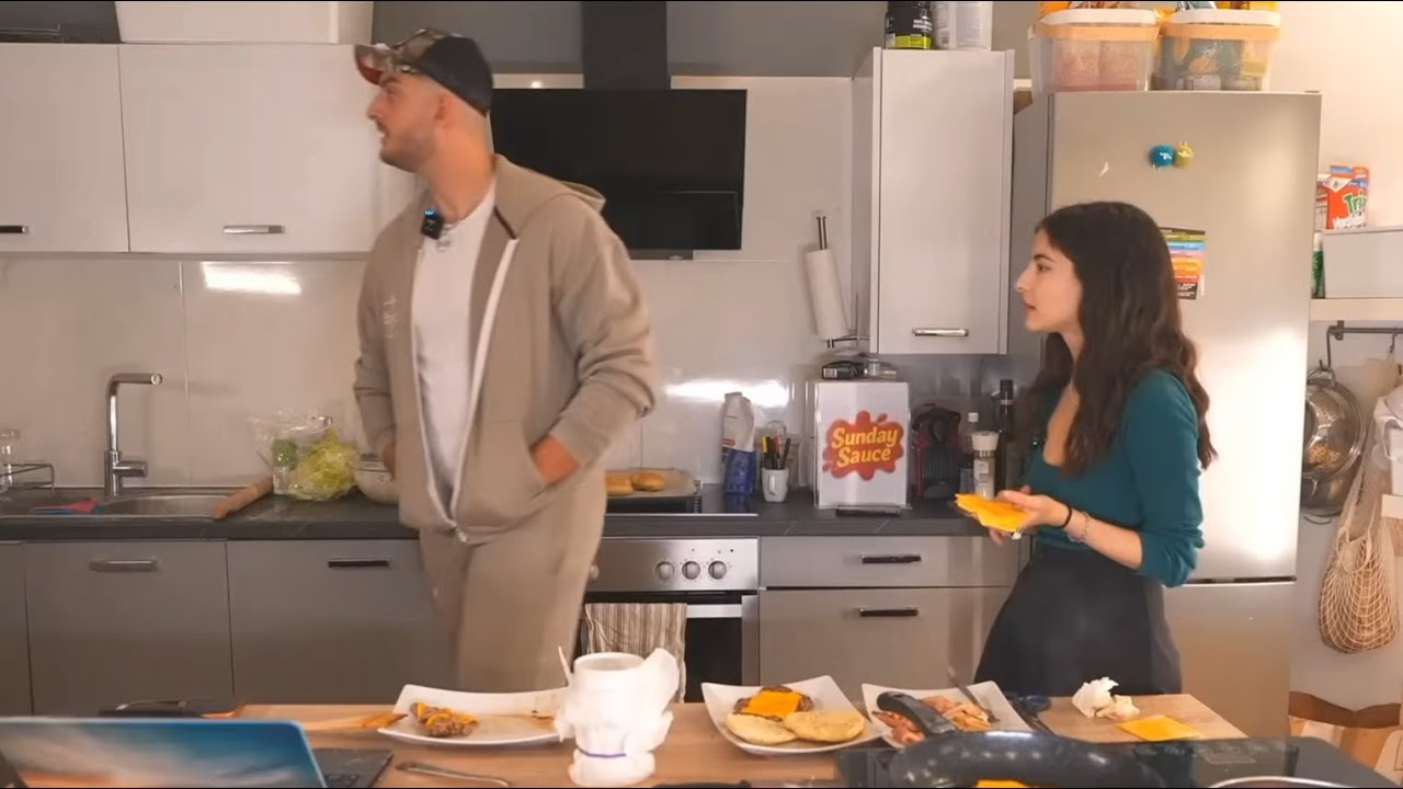 ΤΡΑΚΑΡΑΝ ΤΗΝ MERCEDES ΤΟΥ ITSONLY ΣΤΟ LIVE ΤΟΥ KONILO - YouTube