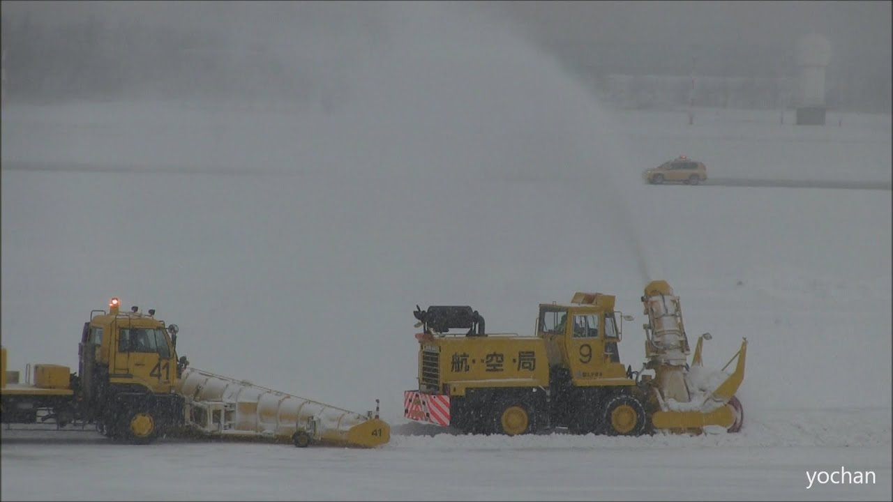 Snow blower&Snowplow.snow removal.at Airport runway 滑走路の除雪中(新潟空港) - YouTube
