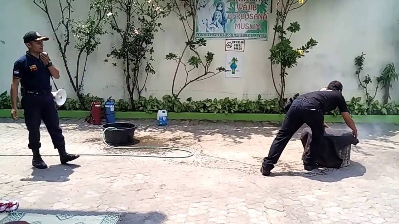 Pelatihan Pemadaman Api Menggunakan Karung Basah TA-TK Al Azhar Syifa ...