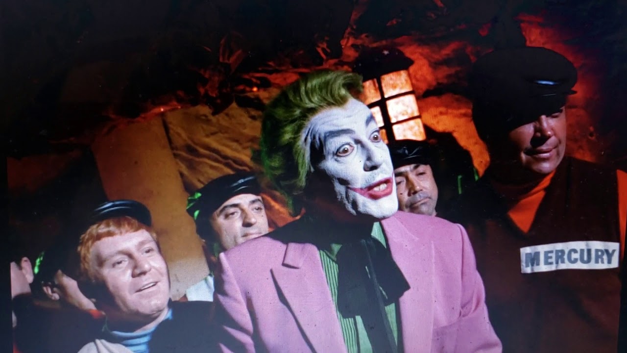 Robin in peril eaten by a clam - YouTube