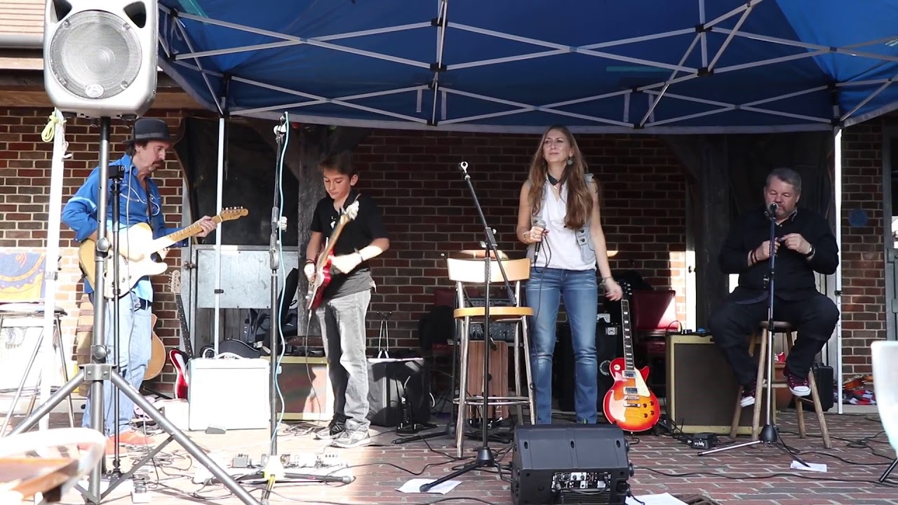 Mick Moody and Ali Maas appearing at Graeme Tames Courtyard - YouTube